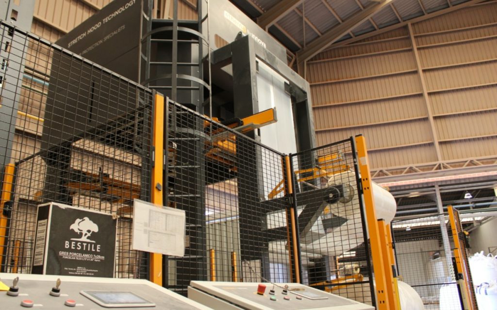 Bestile Cerámicas relies once again on the Stretch Hood line of Innova ...