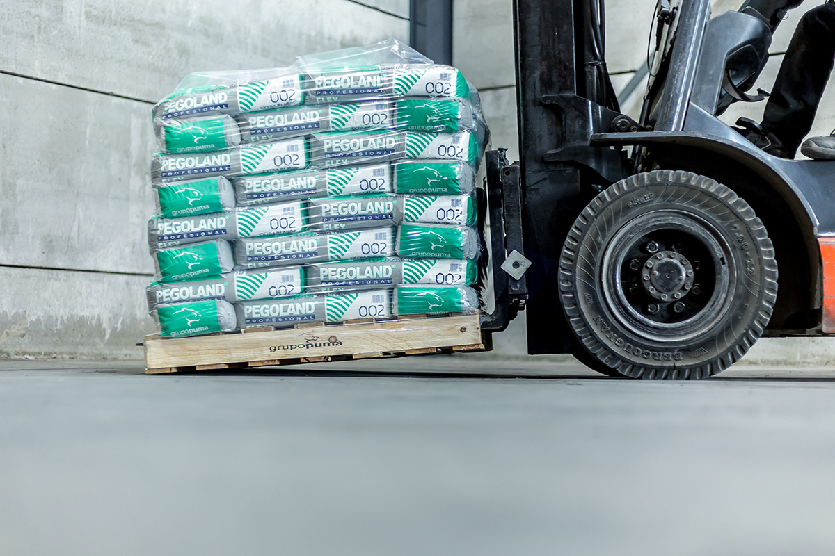 Logistics advantages of palletized goods versus palletless goods